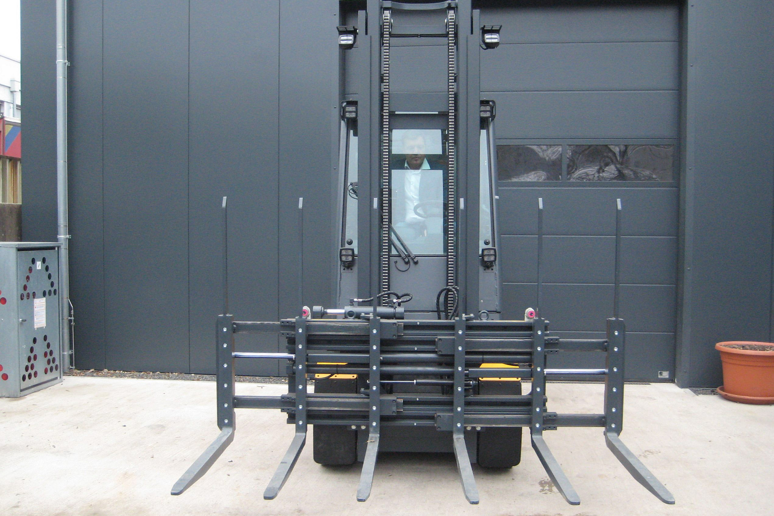 Triple Pallet Handlers with Sideshift | stabau